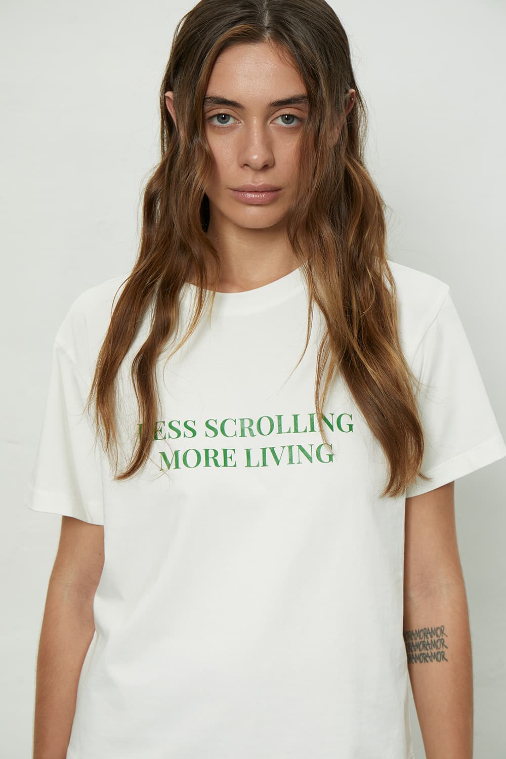 ФУТБОЛКА "LESS SCROLLING MORE LIVING" — купити на сайті PAPAYA ...